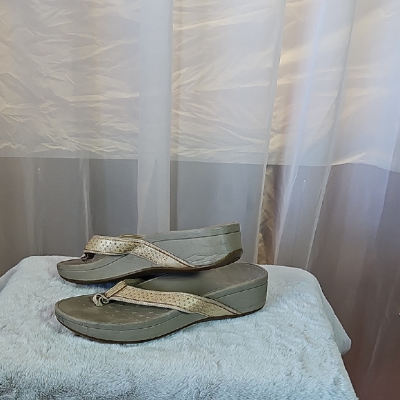 Vionic | Shoes | Vionic Gold Thong Sandals | Poshmark